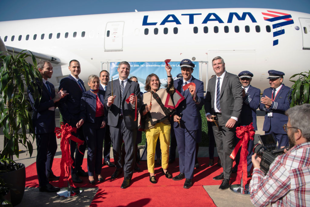 Primer Boeing 787 con nuevas cabinas de LATAM despega desde Santiago - AeroErmo