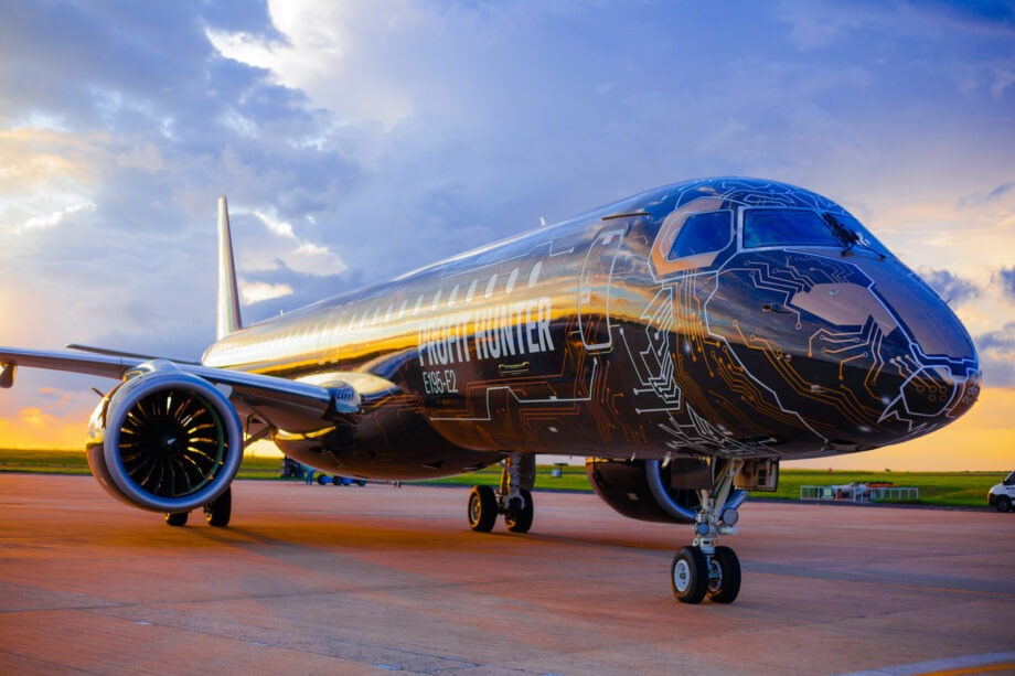 Embraer E195-E2 'TechLion' visita Japón para el evento del Embraer Day ...