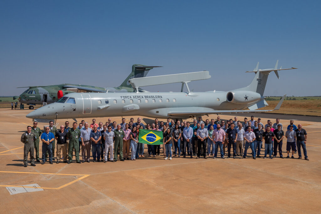 Embraer entrega el quinto avión E-99 mejorado a la Fuerza Aérea ...