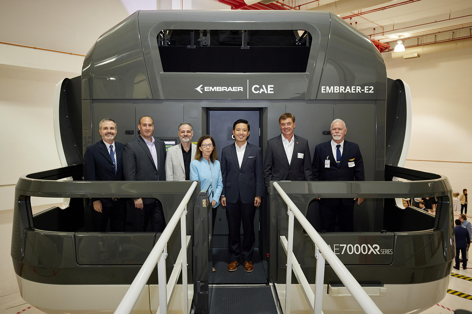 Embraer y CAE inauguran en Singapur el primer simulador de vuelo ...