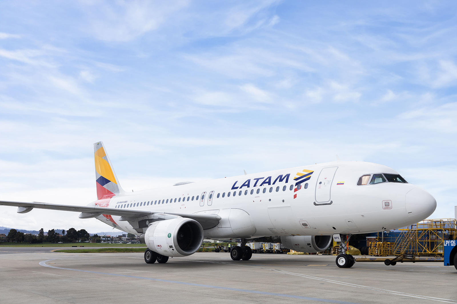 Aterrizó en Colombia avión de LATAM que conmemora el orgullo nacional ...