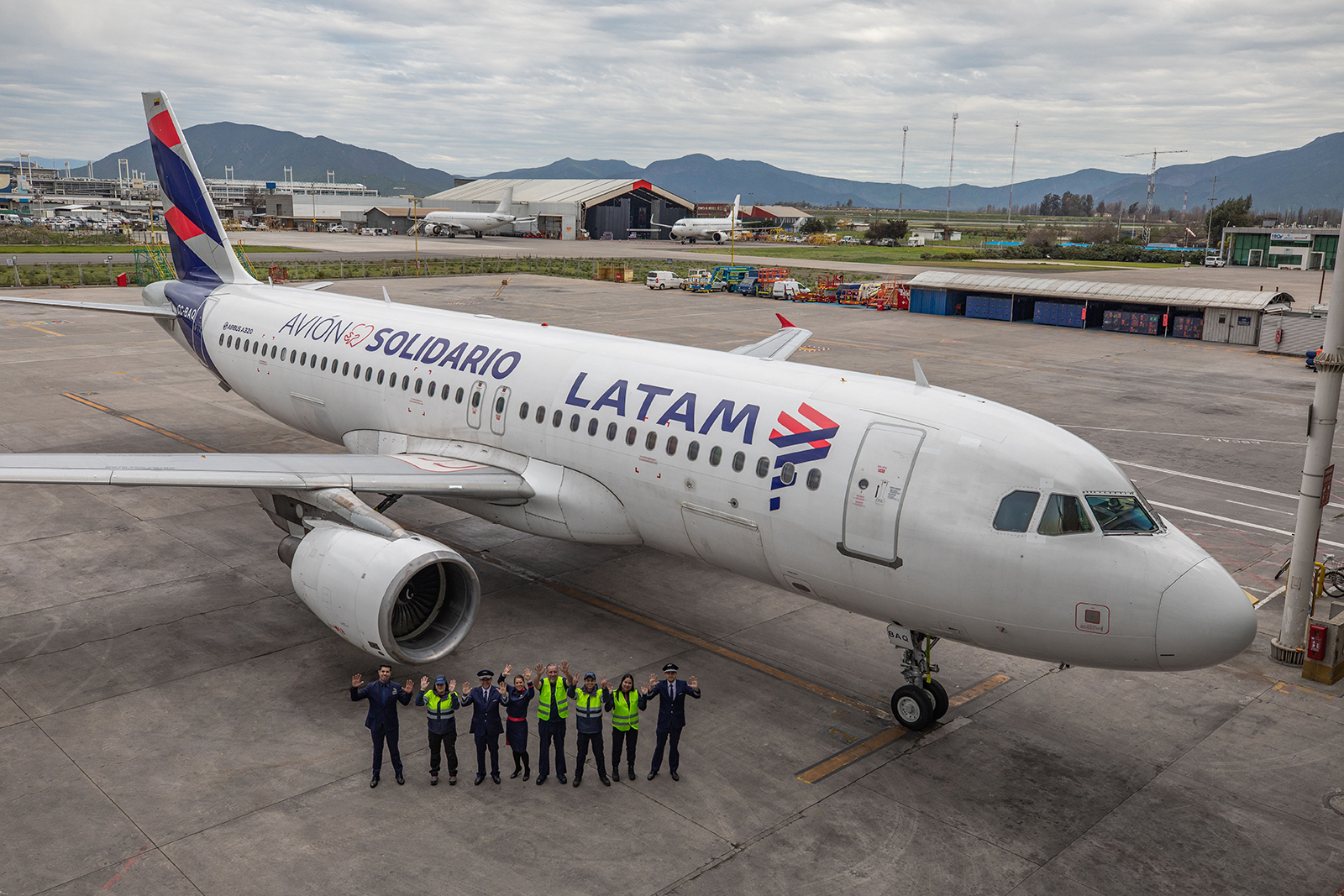 Aterrizó en Colombia avión de LATAM que conmemora el orgullo nacional ...