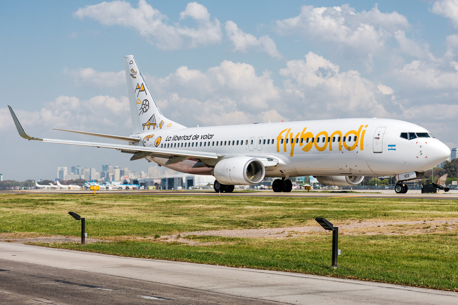 Flybondi vuelve a operar en Paraguay y aterriza en Encarnación - AeroErmo