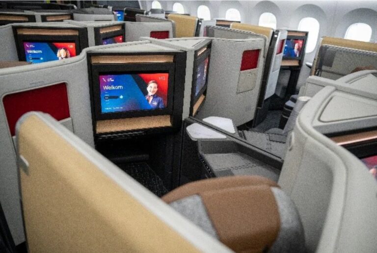 Thales celebra el primer vuelo del 787-9 de American Airlines con el ...