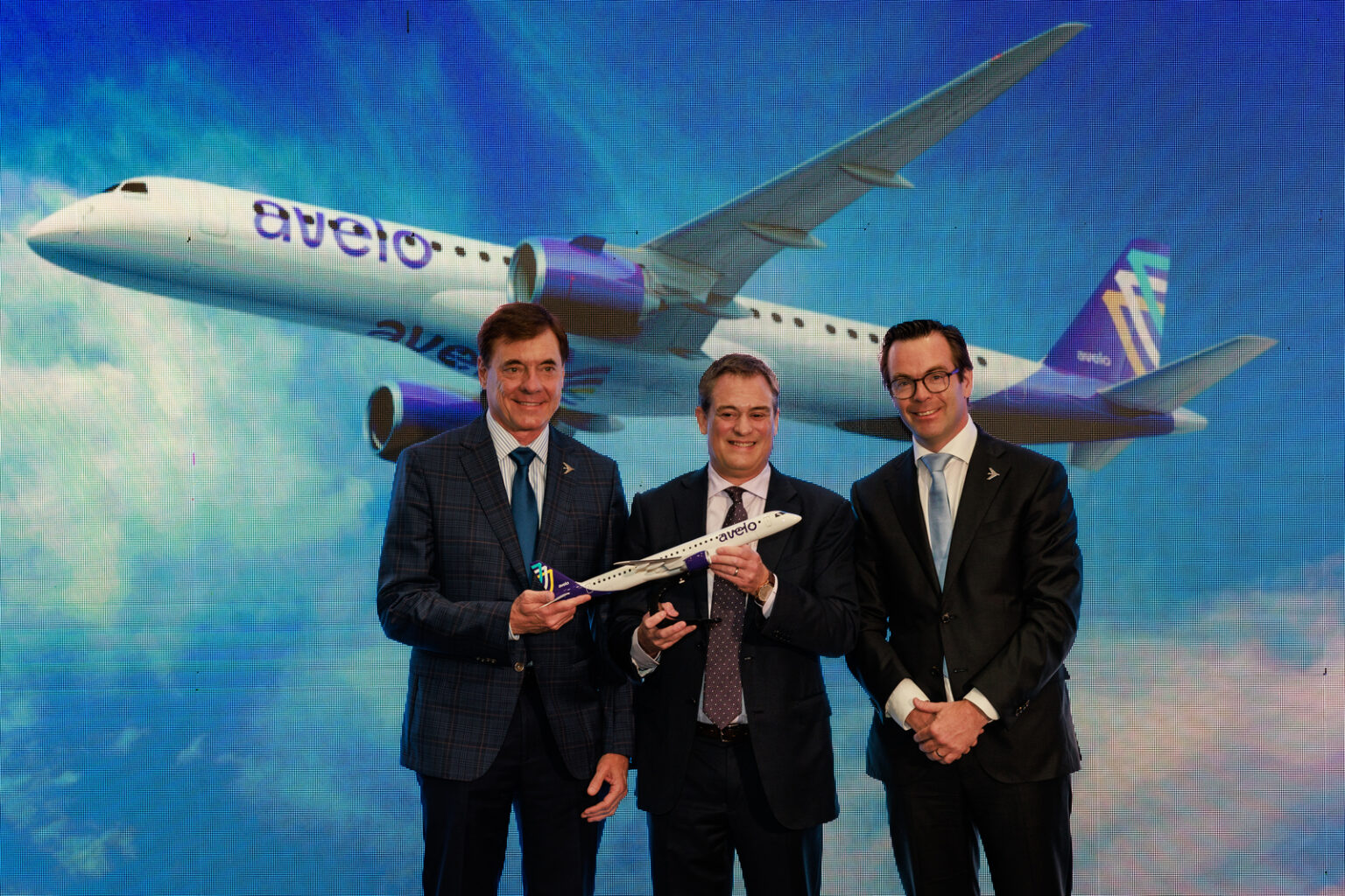 Avelo realiza un pedido de hasta 100 Embraer E195-E2 para modernizar su flota, reducir costos e ...