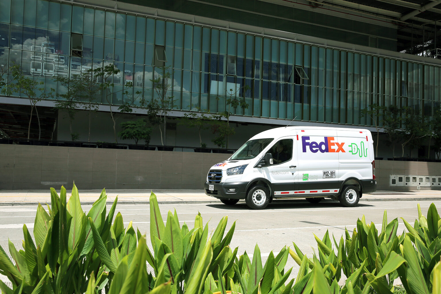 FedEx integra vehículos eléctricos a su flota en Colombia - AeroErmo